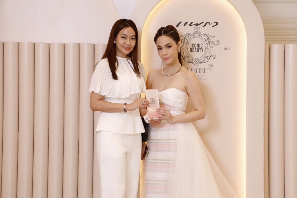 PAUL & JOERECEIVED ICONIC SKIN SMOOTHING PRIMER AWARD - OCC